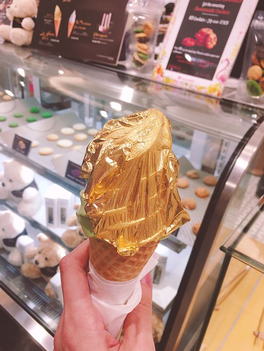 Sang chảnh thưởng thức 'kem dát vàng' ngay giữa Sài Gòn | Ẩm thực